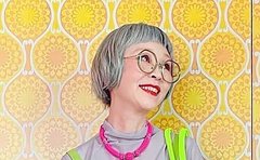 「いつも服、派手やんな」娘のために浮かない服を選んできた女性（62）が大変貌を遂げ「裏原系も着こなす」現在