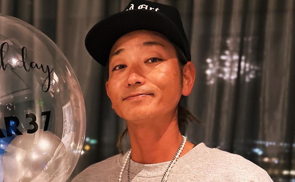 元DA PUMP・宮良忍 民宿を継いで13年「船では当時の曲をかけ、Tシャツにサインも」｜CHANTO WEB