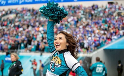 商社勤務からNFLチアへ、35歳で掴んだ夢